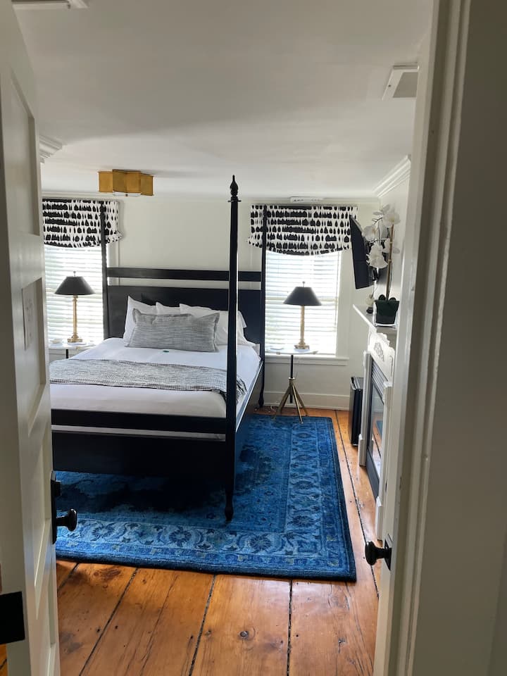 Ann Petry - Exquisite Room / 18th Century Landmark - Old Saybrook, CT