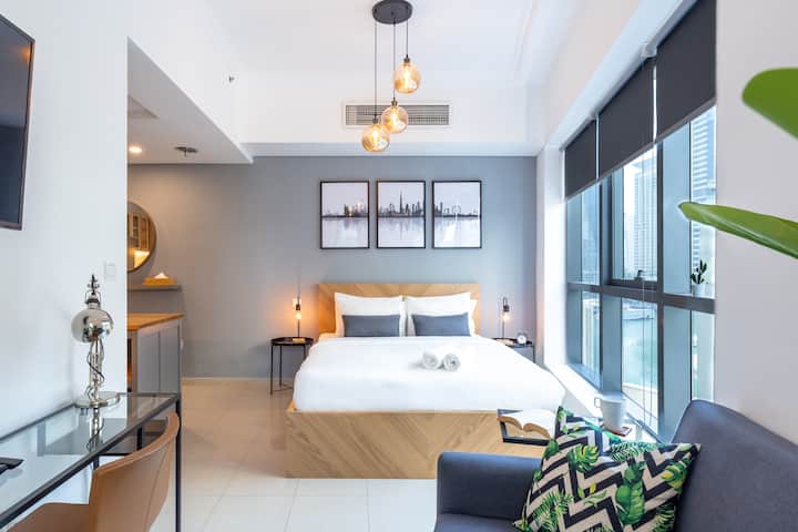 Beachside Workation Loft | Pool Desk Parking - Dubai Marina