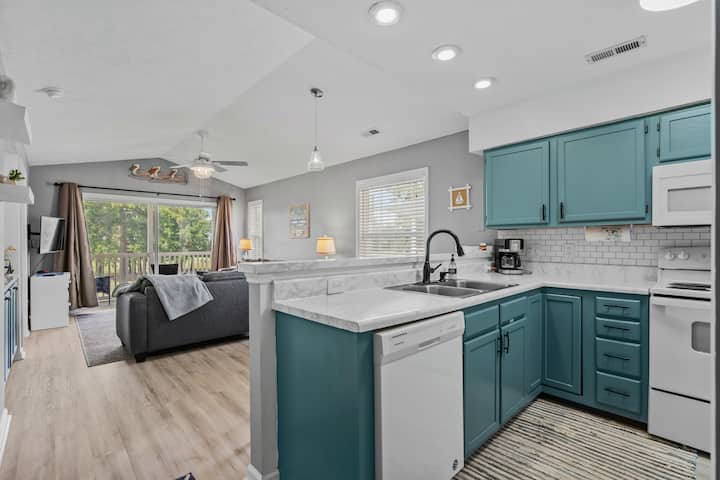 Bright Golf Course Condo With Resort Amenities! - Myrtle Beach, SC