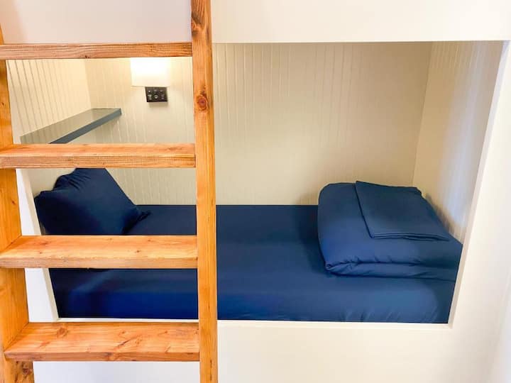 10 Bed Mixed Pod Room @ Ith Beach Hostel - Santa Barbara, CA