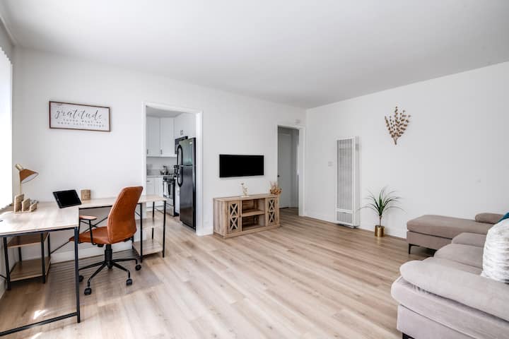 New 2bd Apt Great La Area Fast Wifi Free Parking! - Los Angeles, CA