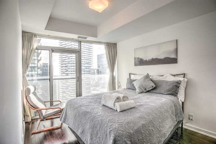 Monthly Rental 40+ Floor Lake View Downtown Condo! - Toronto