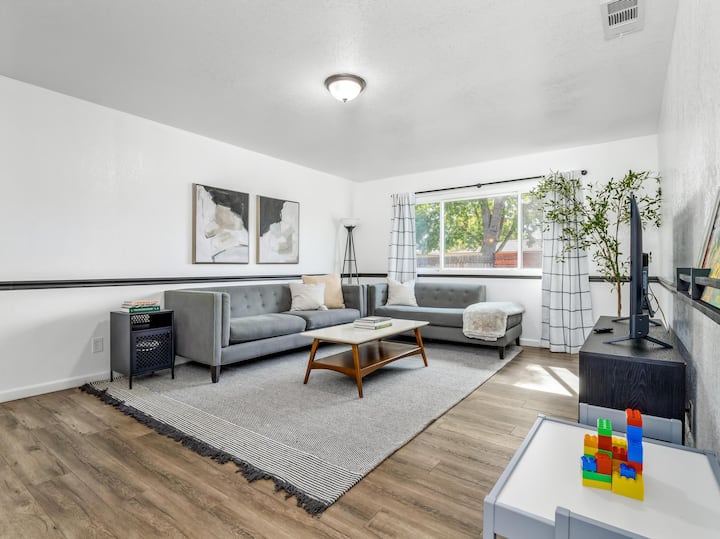 Fun Retreat| Central, King Bed, Patio, Games - Clovis, CA