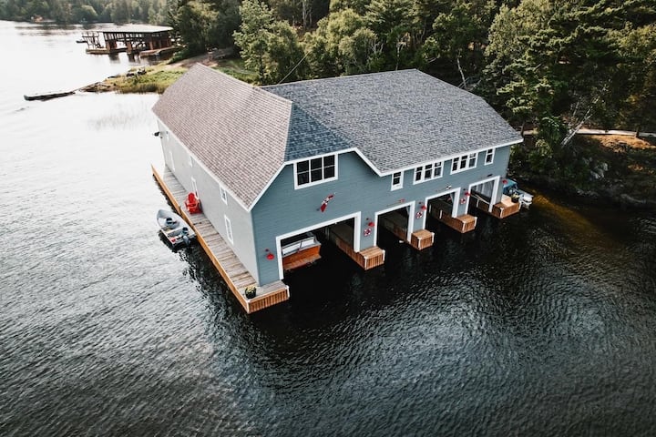Luxury Treaty Island Boathouse - Kenora