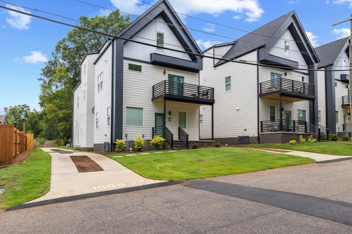 Gold Spacious Modern Retreat: 5 Min To Downtown - Raleigh, NC