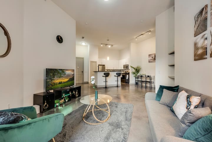 Stylish 2br | Pool | Gym | Free Parking |Workspace - Oak Lawn - Dallas