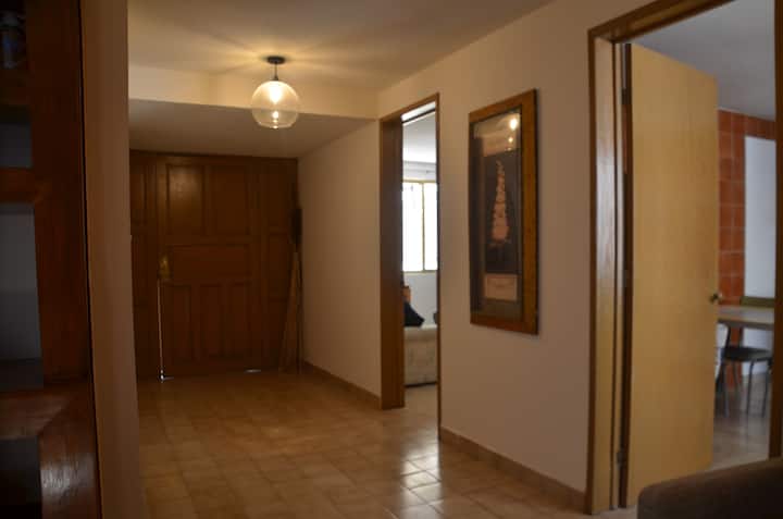 Amplísima Casa Con 7 Habitaciones, Cocina Y Jardín - Santiago de Querétaro