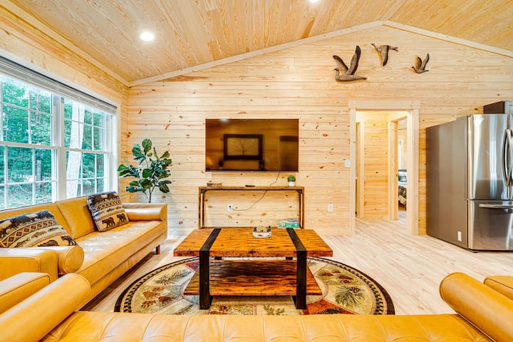 Hot Tub Cabin + Game Shack & River Access - Shenandoah, VA