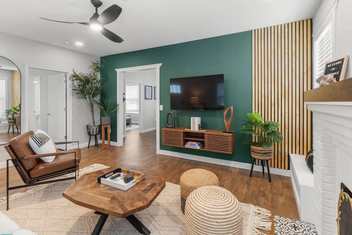 Tampa Stylish Bungalow Oasis - Tampa, FL