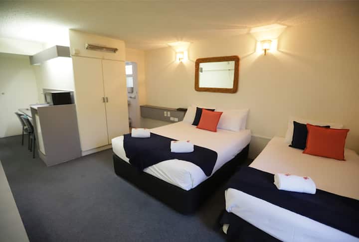Emerald Central Hotel - 2 Bedroom Suite - Emerald