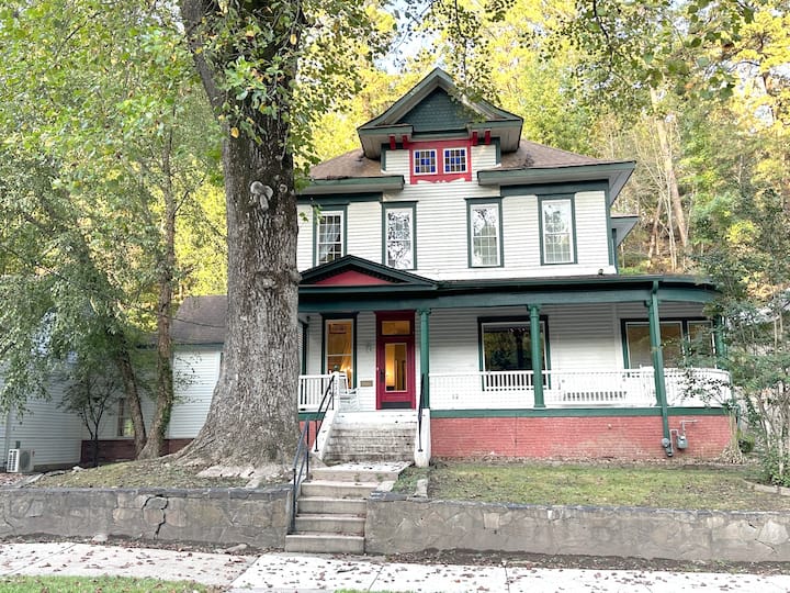 Sleeps 4 - Victorian Home Near Bathhouses - Hot Springs, AR