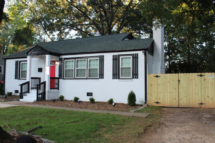 Quiet Bungalow W/ Hot Tub - Uptown Clt - Charlotte