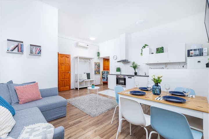 Colourful Budapest Great Boulevard Flat With A/c - Budapest