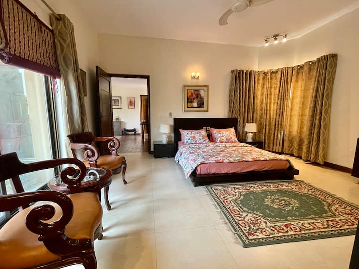 Luxury 2-bed On F-floor Retreat 3rd Bed On Request - Lahore
