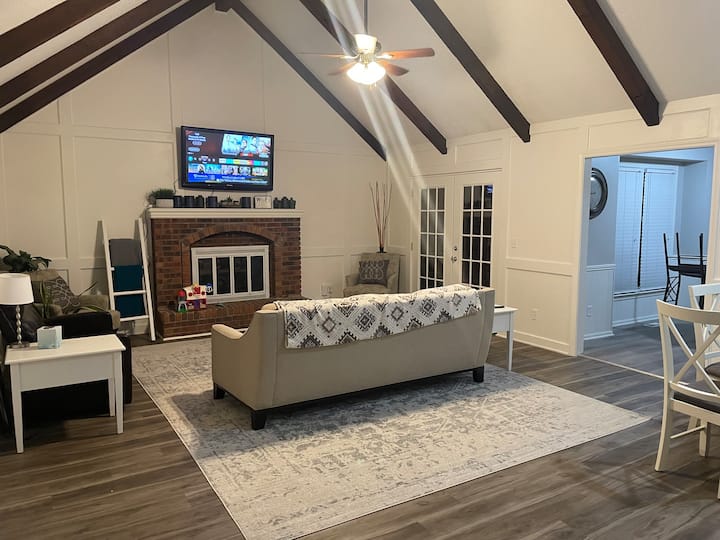 5 Br Home By I435 For The Crew - Overland Park, KS