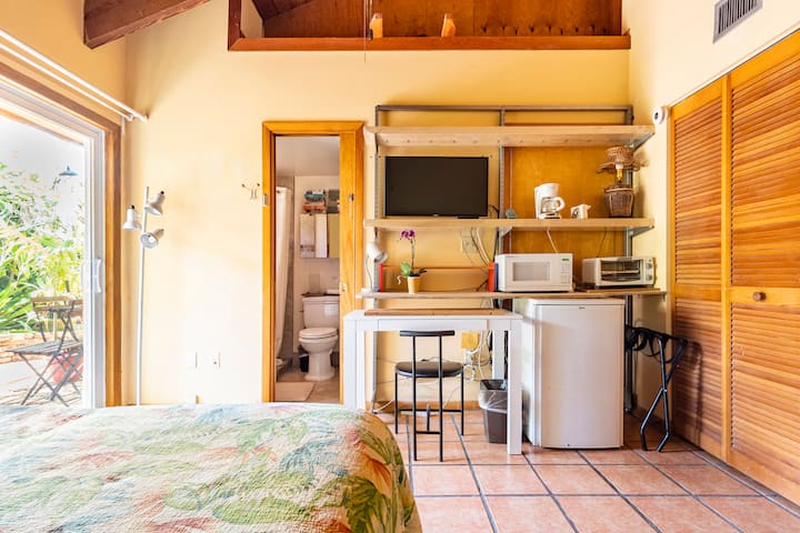 Tropical Bungalow Hideaway, Spacious Patio - Miami