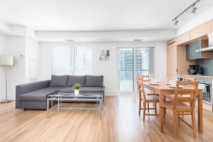 Prime Condo Across Cn Tower & Mtcc - Toronto