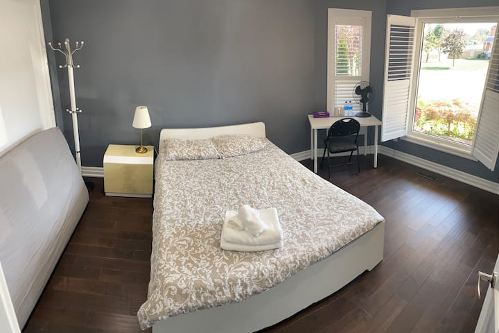 Spacious Br W/ 1qe Bed & 1 Single Mattress F1 - Lakeshore