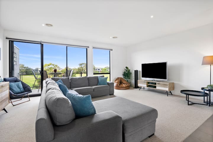 Golf Course Views Serenity, 3 Bedroom, Shore Place - Torquay