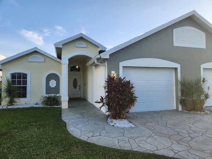 Gorgeous  Saltwater Front Home  With Private Pool! - Cape Coral, FL