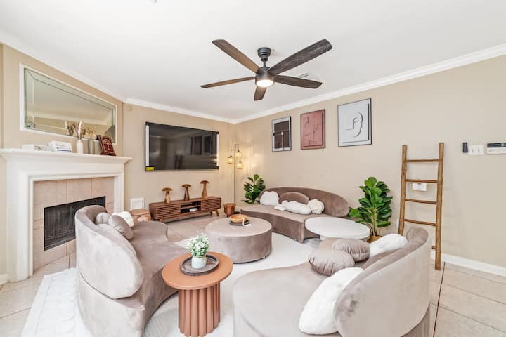 Stafford Farmhouse | 5br/2.5ba • Poolside Getaway - Missouri City, TX