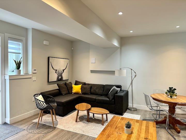 Large 1 Bedroom With King Bed - North Vancouver