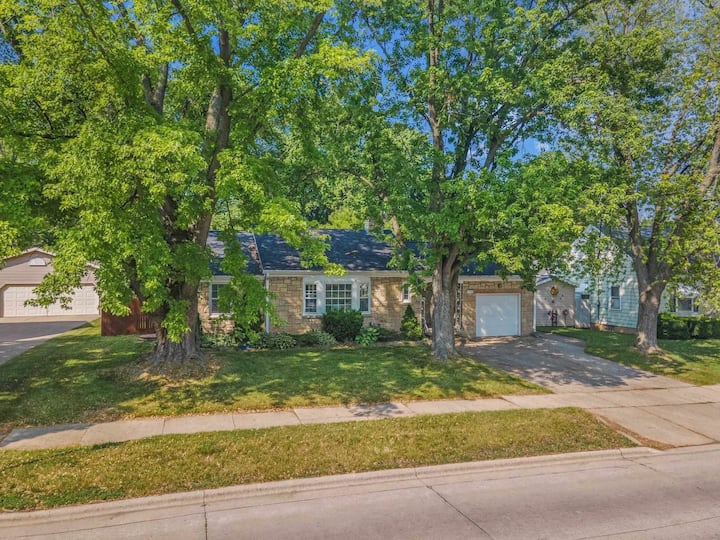 Vacation House Near Lambeau - Green Bay, WI