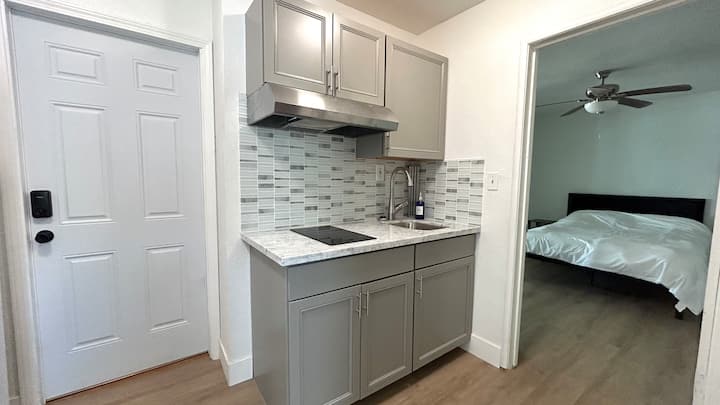 Cozy, Modern Stay - Modesto, CA