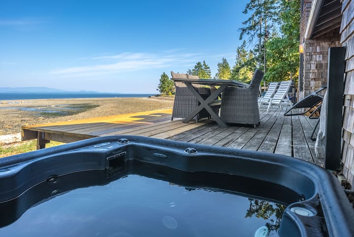 Waterfront Beach House In Bowser Bc - Sleeps 7 - Hornby Island