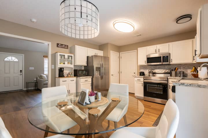 Fee-free W/fenced-in Yard. Quiet & Dog-friendly - Charlotte, NC