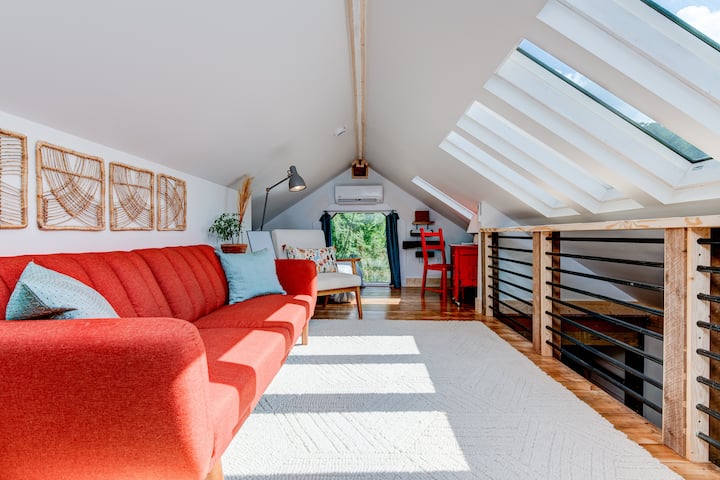 Barn Cabin W/ Mountain Views & Farm Life - Asheville, NC