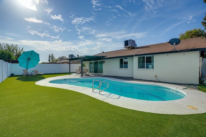 Pool Home: Fam, Relax & Game Day! - Glendale, AZ