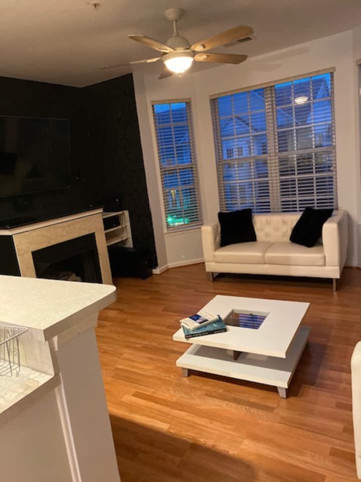 Beautiful Private Condo W/pool! - Alexandria, VA