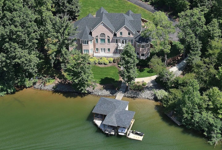 Heron's Nest - Kayaks + Theater + Covered Dock - Smith Mountain Lake, VA