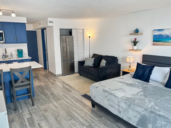 Charming Beachfront Oasis ~ Ocean Views ~ King Bed - Daytona Beach Shores, FL