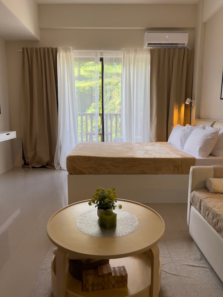 Crosswinds Hotel Like Modern Studio Unit - Tagaytay