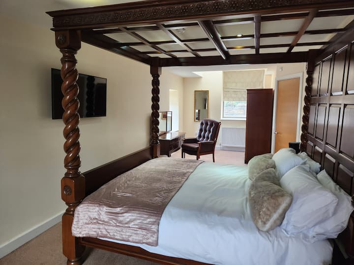 Four Poster Spacious Guest Room In Baildon Centre - Bradford