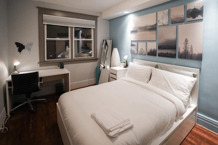 Executive Suite: 1 Min To Yonge-eglinton Subway - Toronto