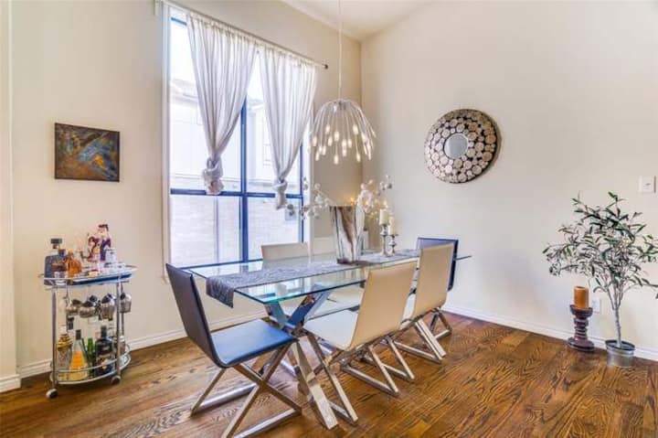 Spacious 2 Bed Townhome W/ Pool - Dallas, TX