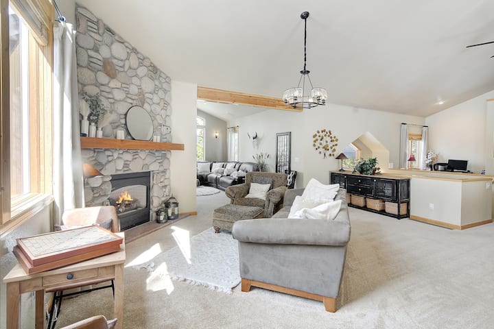 Elk Valley Cabin Hot Tub |Red Rocks | 40min Denver - Evergreen, CO