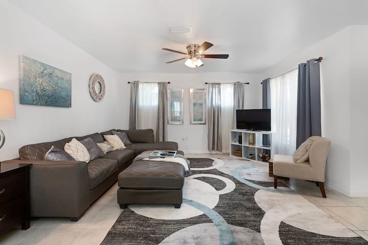 Spacious Bungalow In Tampa - Tampa, FL