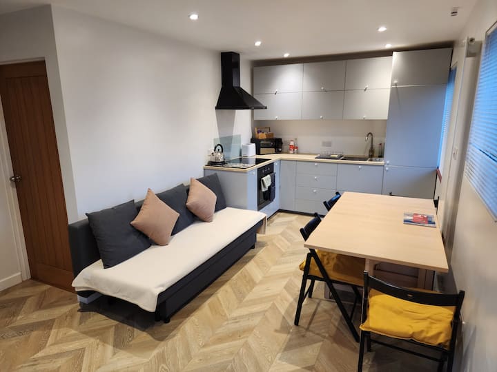 Modern 3br Home & Studio Garden Cabin, Sleeps 12 - 吉爾福德