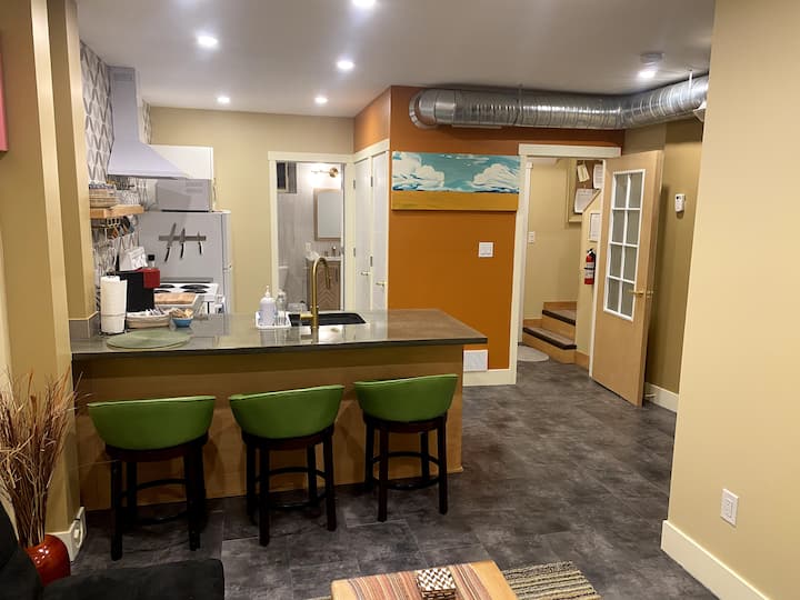 Retro Inspired Guest Suite: In Downtown Regina - Regina