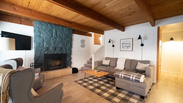 Cozy Munds Park Cabin, Hot Tub, Pet Friendly - Oak Creek Canyon, AZ