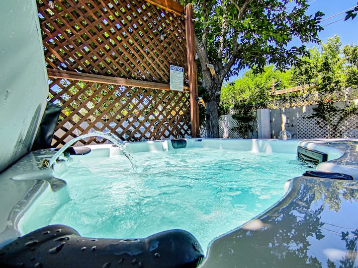 Hot Tub, 3~king Beds, Chefs Kitchen, Mountain View - Reno