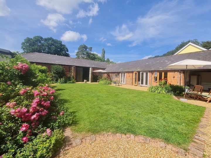 2 Beautiful Barns For Families & Friends - Ringwood
