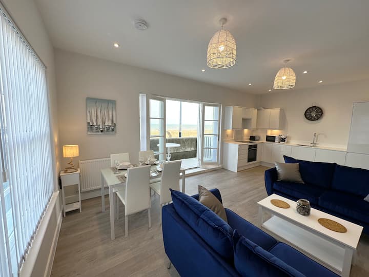 Beachfront Bliss Apartment - Near Hythe - Parking - Dymchurch
