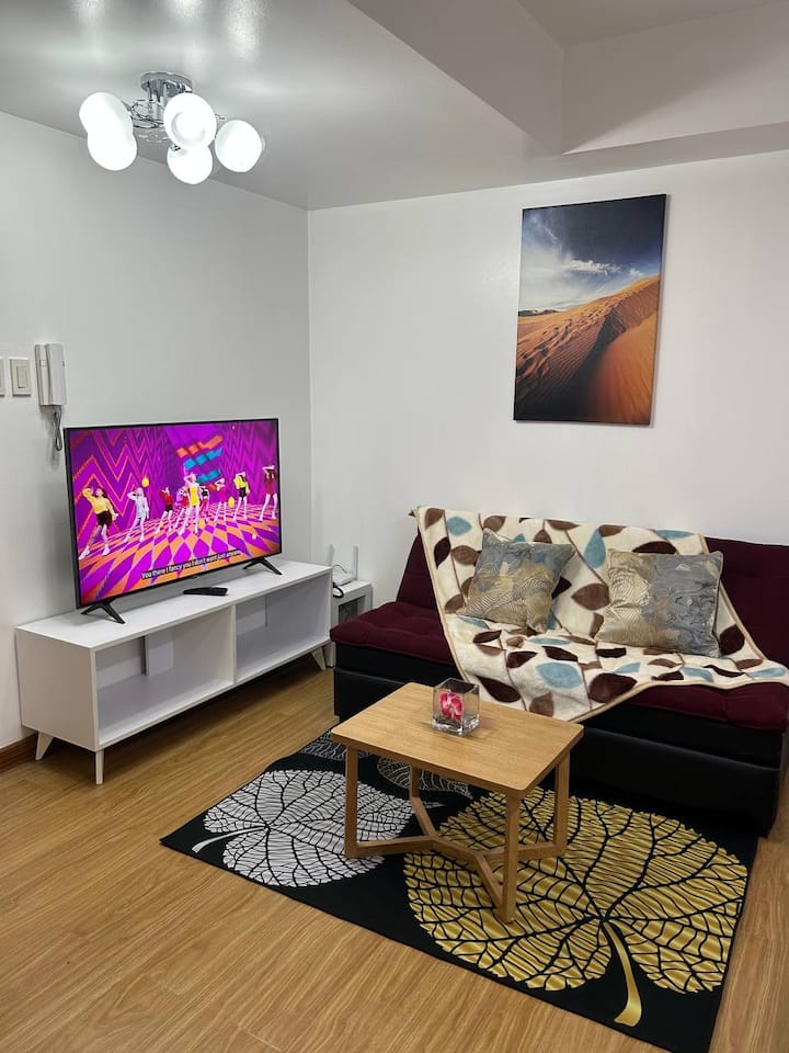 Azure Staycation 2br W/ Balcony (Newly Renovated) - Parañaque