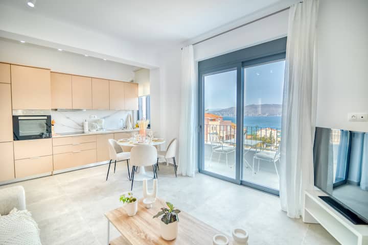 Deluxe Apartment With Sea View - Саламин