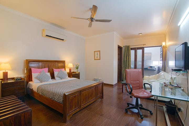 6-bedroom Apartment: Independent Floor@central Ggn - Gurugram